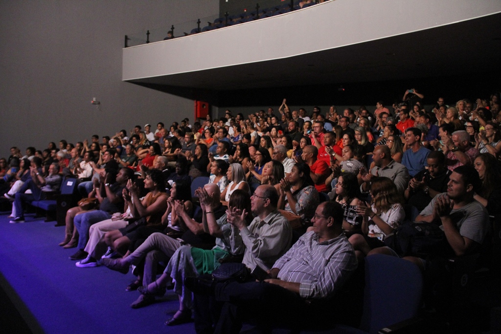 Teatro Lotado Em Apresentação Da Orquestra Municipal