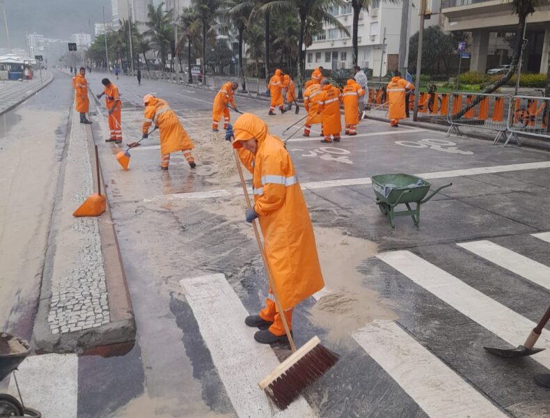 Comlurb Atua Na Limpeza Do Calçadão E Pistas Da Praia Do Leblon Após ...